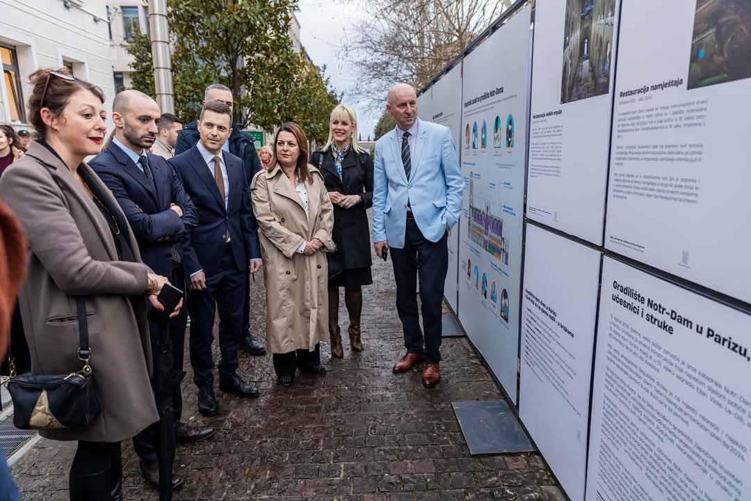Otvorena izložba „Neimari i zanatlije gradilišta Notr Dam“; Mujović ...
